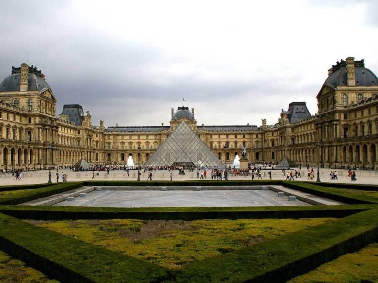 Louvre Museum, The Most Famous Museum in France - Traveldigg.com